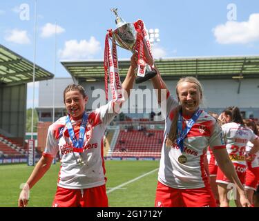 Emily Rudge (12) of St Helens breaks with the ball Stock Photo - Alamy