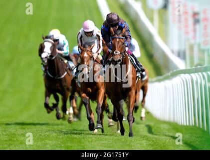 Parent's Prayer ridden by Oisin Murphy (right) on their way to winning ...
