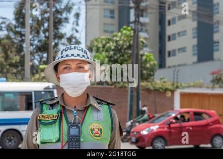 Female peruvian police officer in Lima, Peru Stock Photo - Alamy