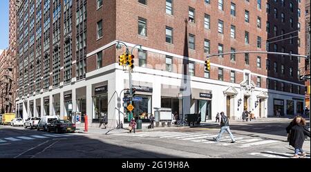 200 Madison Avenue is a neo-classical high-rise apartment building in ...