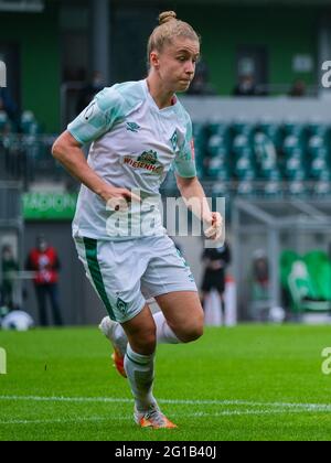 Michelle Ulbrich (SV Werder Bremen, 5) am Ball, Freisteller, Einzelbild ...