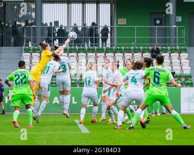 Anneke Borbe (VfL Wolfsburg, 30) am Ball Google Pixel Frauen-Bundesliga ...