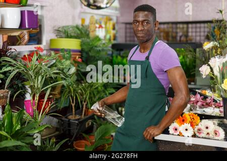 florist man or seller at flower shop counter Stock Photo - Alamy