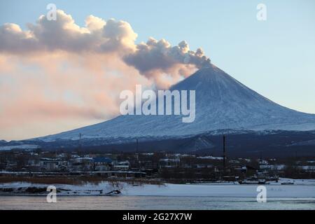 Eruption of Kliuchevskoi Volcano, Kamchatka, Russia Stock Photo - Alamy
