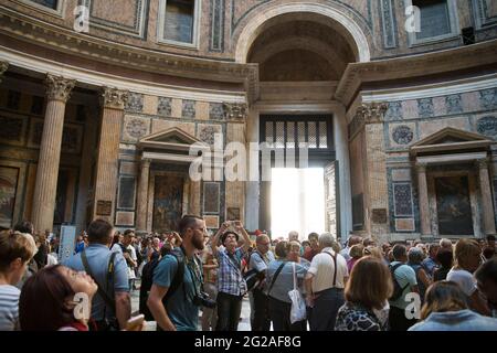 Crowds of people inside the Pantheon, Rome Italy Stock Photo - Alamy