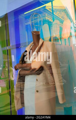FRANCE, PARIS (75) 2TH ARRONDISSEMENT, RESTAURANT SIGN Stock Photo - Alamy