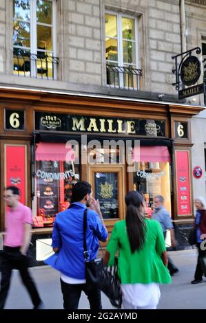 FRANCE, PARIS (75) 2TH ARRONDISSEMENT, RESTAURANT SIGN Stock Photo - Alamy