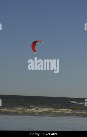 Kite surfing or kitebording in the ocean surf Stock Photo - Alamy