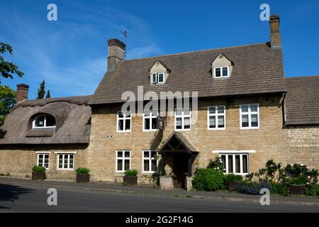 Kirtlington village, Oxfordshire, England, UK Stock Photo - Alamy