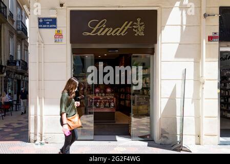 A woman wearing facemask as a precaution against the spread of covid-19 ...