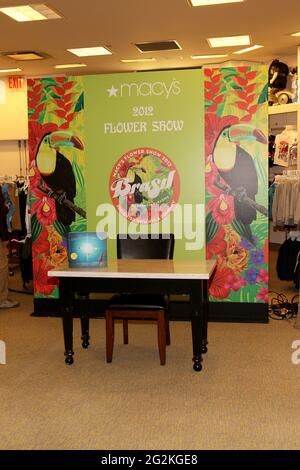 25 March 2012 - New York - Local New York Channel 9 News Anchor Ernie ...