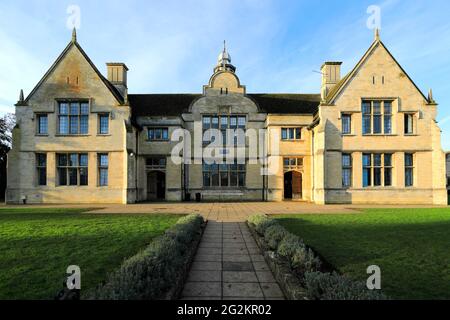 The centre of the historic market town of Oundle, Northamptonshire ...