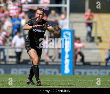 Referee Tom Grant gives instructions during the game Stock Photo - Alamy