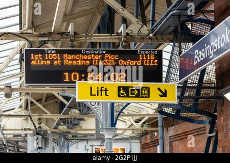 A platform at Basingstoke train station in Hampshire, England Stock ...