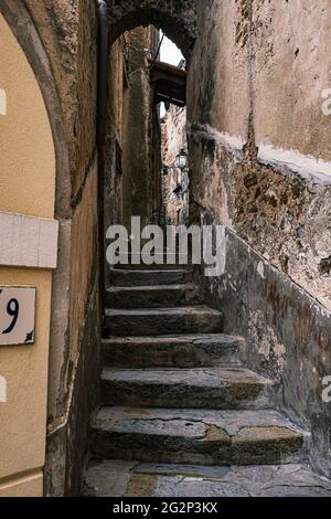 Castellabate, Salerno, Italy. Country lane with arch Stock Photo - Alamy