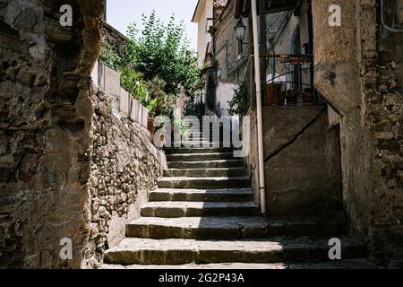 Castellabate, Salerno, Italy. Country lane with stairs and arch Stock ...