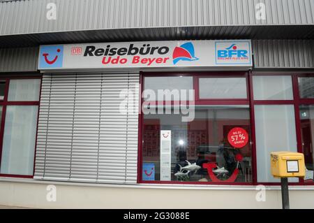 Kugelstoß-Olympiasieger Udo Beyer vor seinem Reisebüro in Potsdam am 12 ...