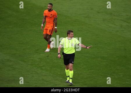 AMSTERDAM – (l-r) Memphis Depay of the Netherlands, referee Slavko ...