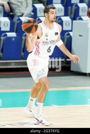 Real Madrid Baloncesto's Alberto Abalde (l) and Baxi Manresa's Juanpi ...