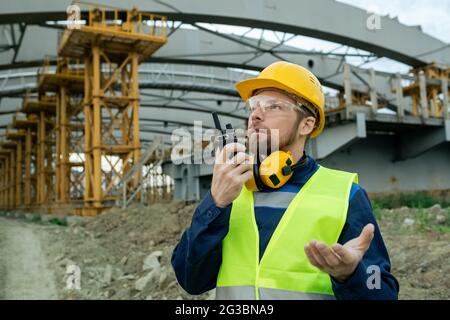 Construction worker speaking on Walkie-Talkie Stock Photo - Alamy