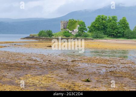 Old Castle Lachlan overlooking Loch Fyne at low tide, Strachur ...