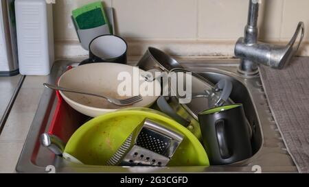 Kitchen utensils need a wash Stock Photo - Alamy