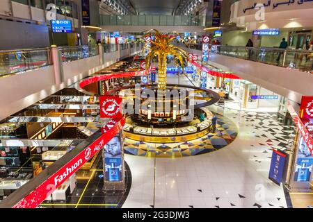 Concourse at Dubai International airport, Terminal 1 Stock Photo - Alamy