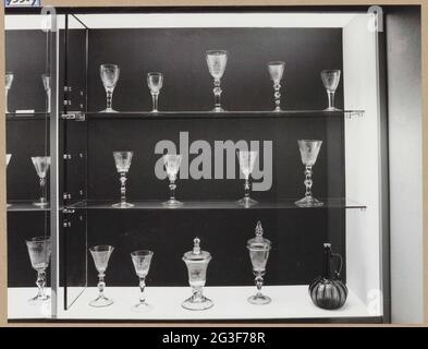 Showcase with Dutch glass from the 18th century; Halls of crafts July ...