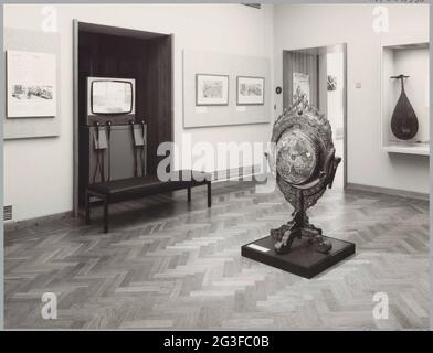 Room with prints and musical instruments, partly in showcases; Hogaku ...