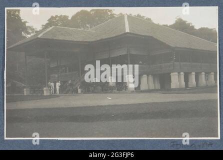House and yard in Namoe-Trassi on Sumatra, Anonymous, c. 1900 - c. 1920 ...
