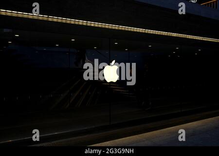 Apple store entrance gate, with the fountain cube glass, in Liberty ...