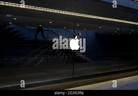 Apple store entrance gate, with the fountain cube glass, in Liberty ...