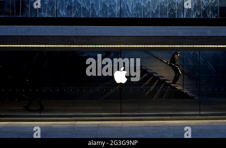 Apple store entrance gate, with the fountain cube glass, in Liberty ...