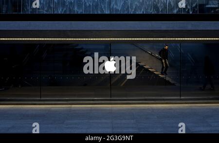 Apple store entrance gate, with the fountain cube glass, in Liberty ...