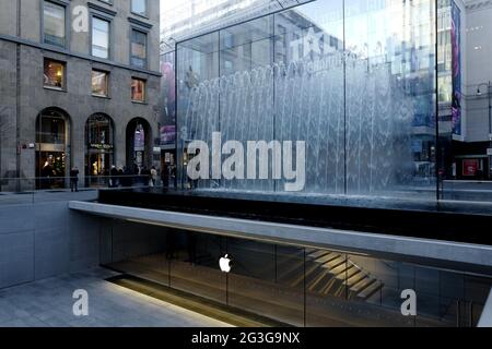 Apple store entrance gate, with the fountain cube glass, in Liberty ...