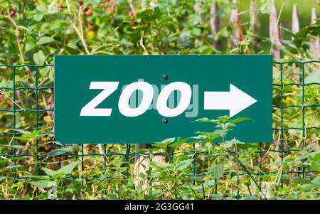 Zoo road sign Stock Photo - Alamy