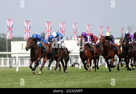 Kemari and William Buck coming home to win the Queen's Vase during day ...