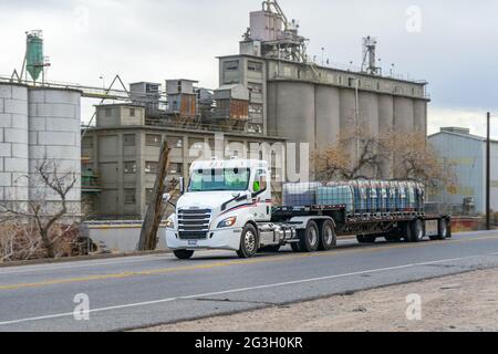 Freightliner semi truck with flatbed trailer Stock Photo - Alamy