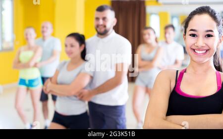 sporty girls and men learning salsa steps Stock Photo - Alamy