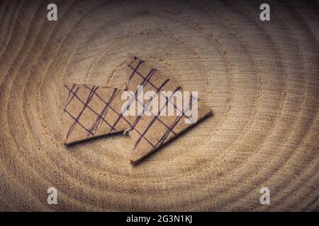 Arrow sign cut out of brown paper on piece of wood Stock Photo - Alamy