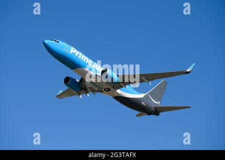 Amazon Prime Air Boeing 737-800F prepares for landing at Chicago O'Hare ...