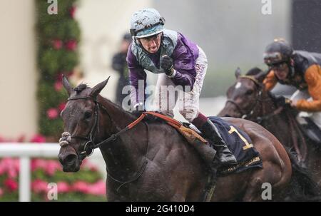 Alcohol Free and Oisin Murphy after winning the Qatar Sussex Stakes ...