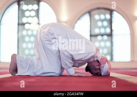 man performing sajdah in namaz Stock Photo - Alamy