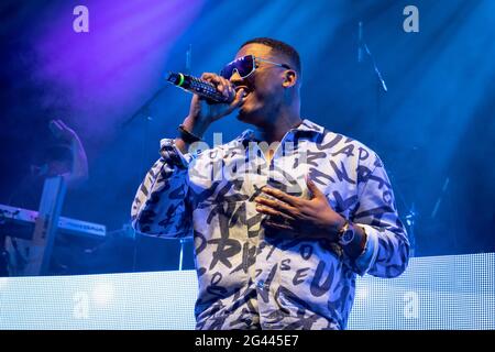 Angolan singer Anselmo Ralph, performs in a concert at the Super Bock ...