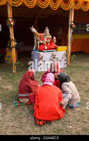 KOLKATA, INDIA - JANUARY 1: People gathered in front of iconic Victoria ...