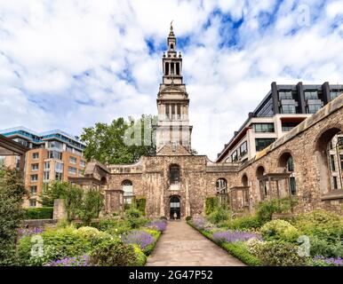 Christchurch Greyfriars Churchyard in the City of London, UK Stock ...