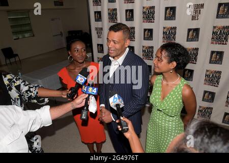 Director Mario Van Peebles and Michael Michele on the set of the movie ...