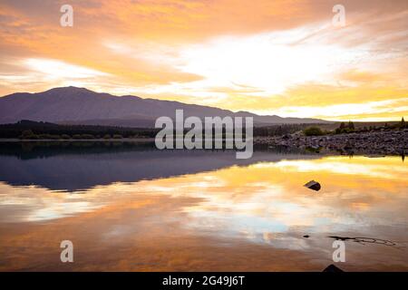 Lake Tekapo in the glow of the spring sunrise, shot in Spring 2020 ...