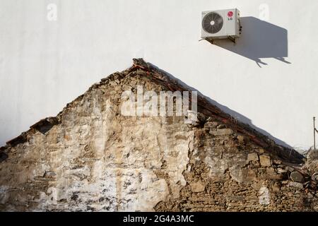 Pinhao village at a bend of the Douro river north of the city of Peso ...