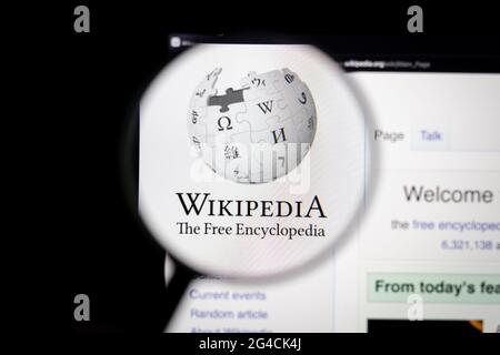 Wikipedia, website, screen, magnifying glass Stock Photo - Alamy